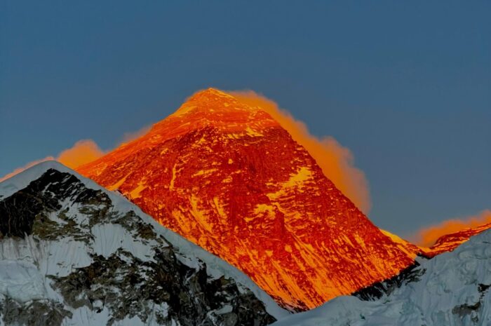 Pakistani Climbers Lead Everest's First Summit Wave » Explorersweb