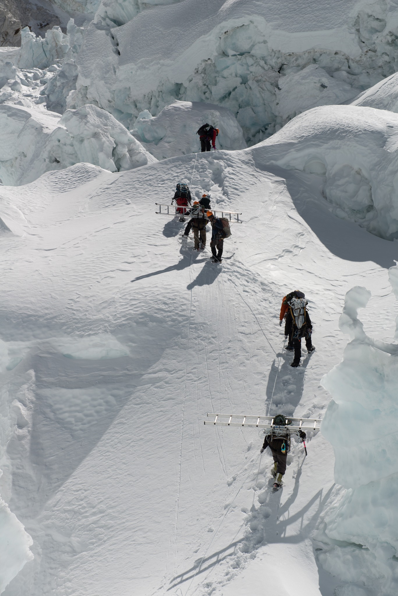 Huge Crevasse Blocks Icefall Doctors on Everest » Explorersweb