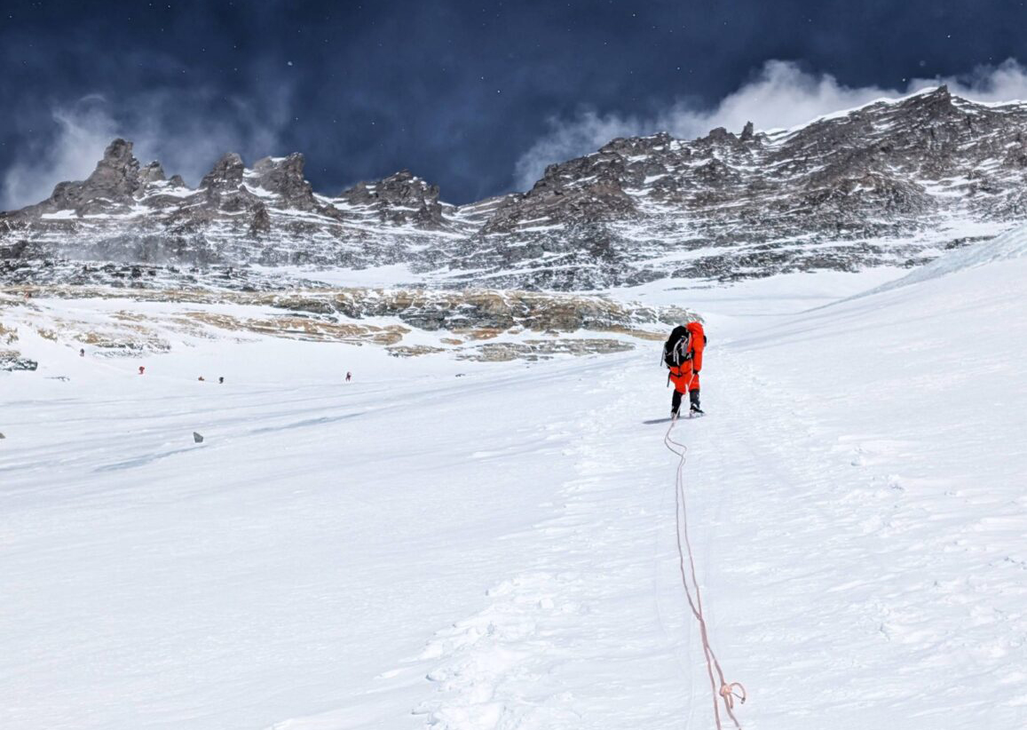 Sherpa Left Behind in Everest Closing Rush » Explorersweb