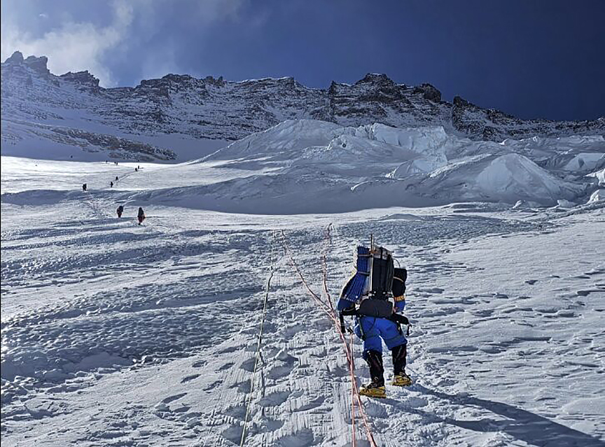Sherpa Left Behind in Everest Closing Rush » Explorersweb